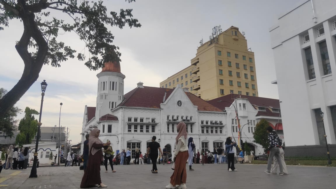 Sewa Elf Malang untuk Liburan Natal ke Surabaya dengan Nayfa Trans ...